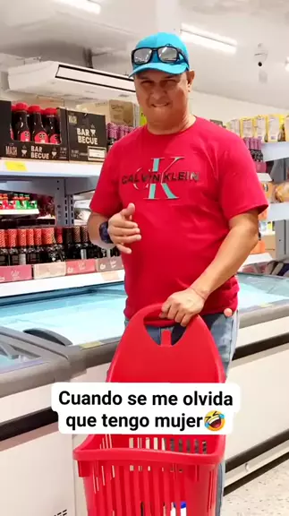 meme de mujer cargando a un hombre